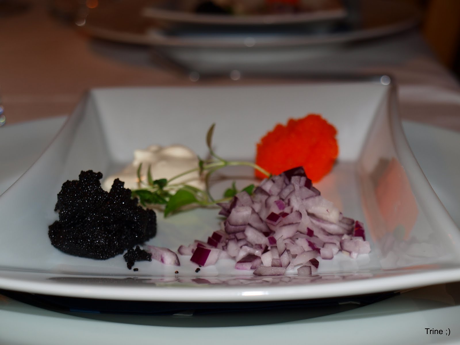 Salinaskjeks med rød og sort lodderogn, rømme og rødløk | TRINES MATBLOGG