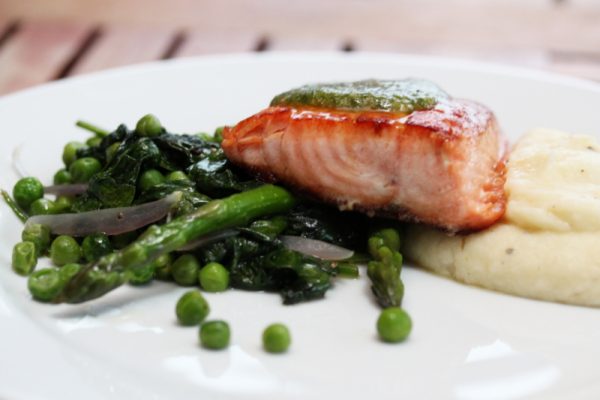Pannestekt laks med smørstekt spinat og erter, blomkålpuré og pesto ...