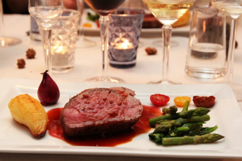 HELSTEKT INDREFILET MED SALTBAKT LØK, RØDVINSAUS OG HASSELBACKPOTETER ...