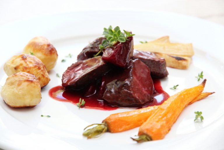 REINSDYRFILET MED PLOMMER, OVNSBAKTE ROTGRØNNSAKER OG RØDVINSAUS ...