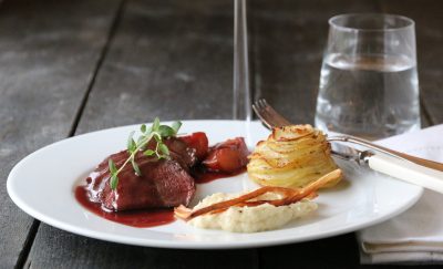 REINSDYRFILET MED PLOMMER, RØDVINSAUS OG ANNAPOTETER | TRINES MATBLOGG