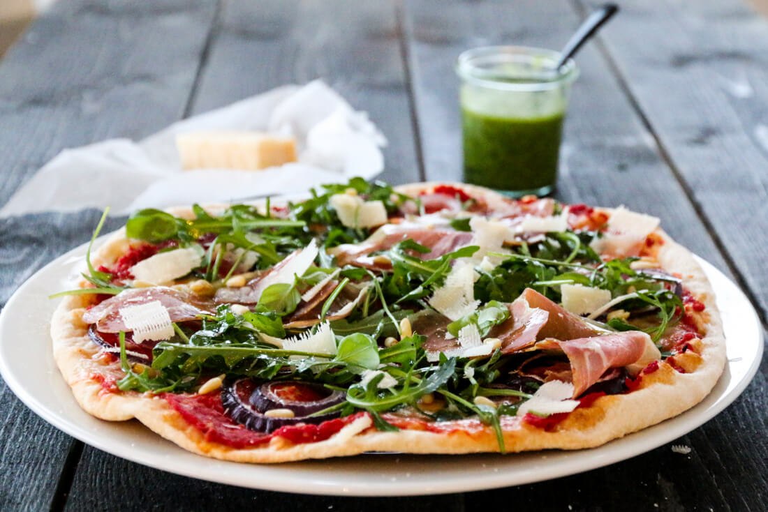 PIZZA MED MOZZARELLA, SPEKESKINKE OG RUCCULA | TRINES MATBLOGG