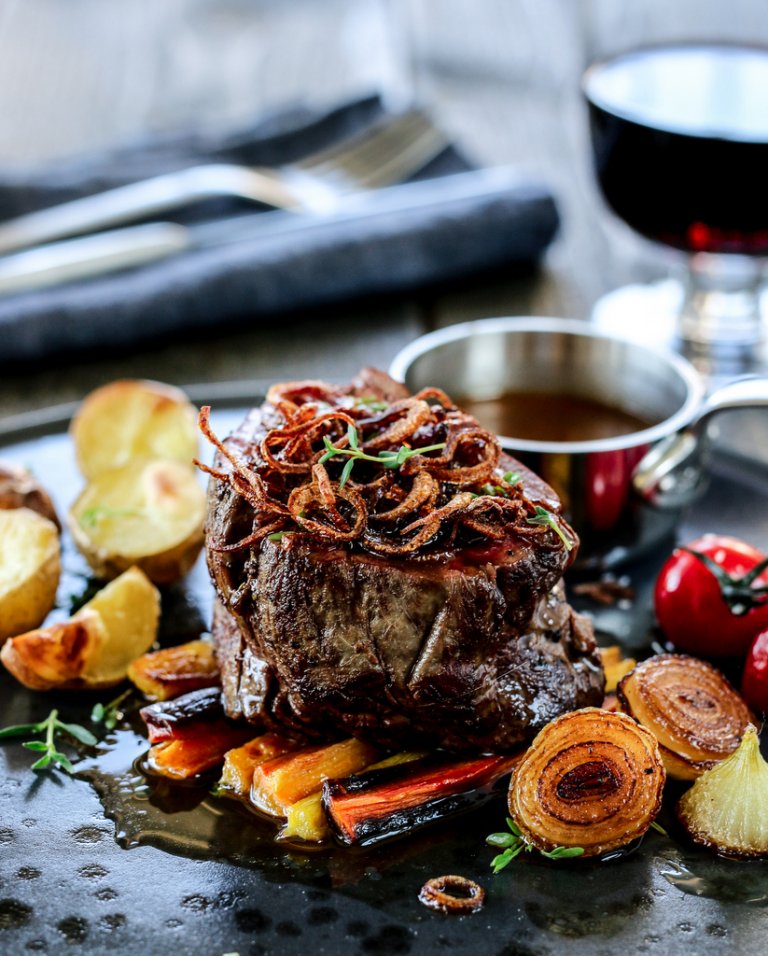 HELSTEKT INDREFILET MED LØK OG HONNINGBAKTE GULRØTTER | TRINES MATBLOGG