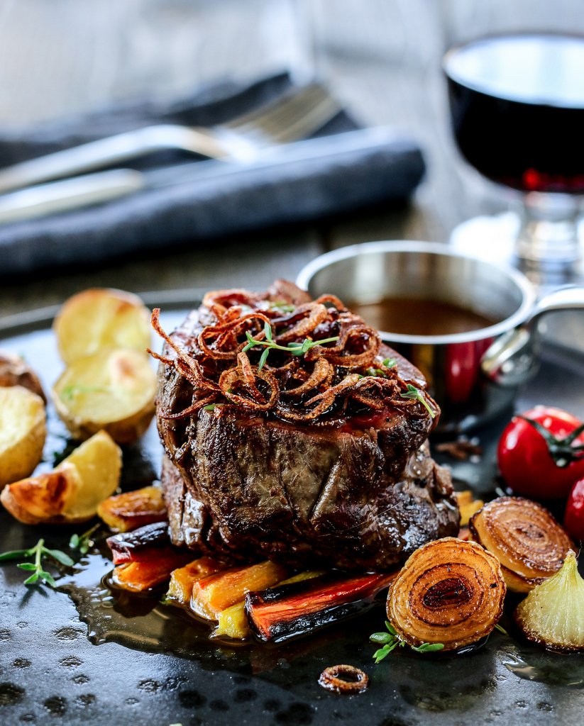 HELSTEKT INDREFILET MED LØK OG HONNINGBAKTE GULRØTTER | TRINES MATBLOGG