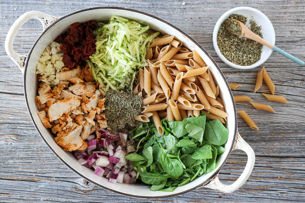 KREMET ONE POT-PASTA MED KYLLING, SPINAT OG SQUASH | TRINES MATBLOGG