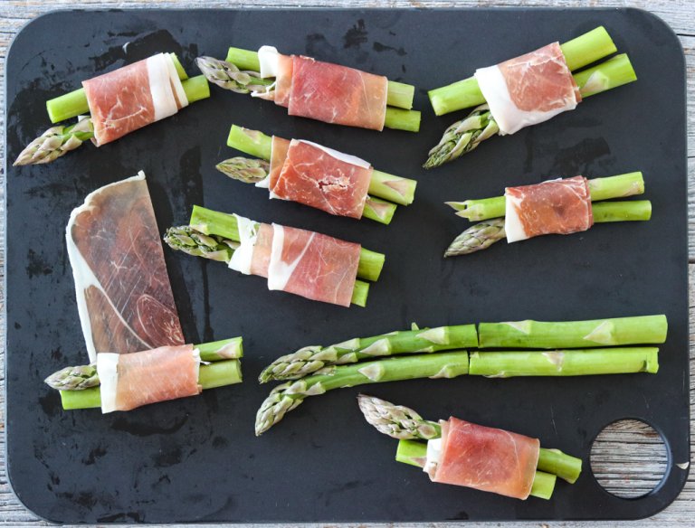 ASPARGESRULLER MED SPEKESKINKE OG JORDBÆR | TRINES MATBLOGG