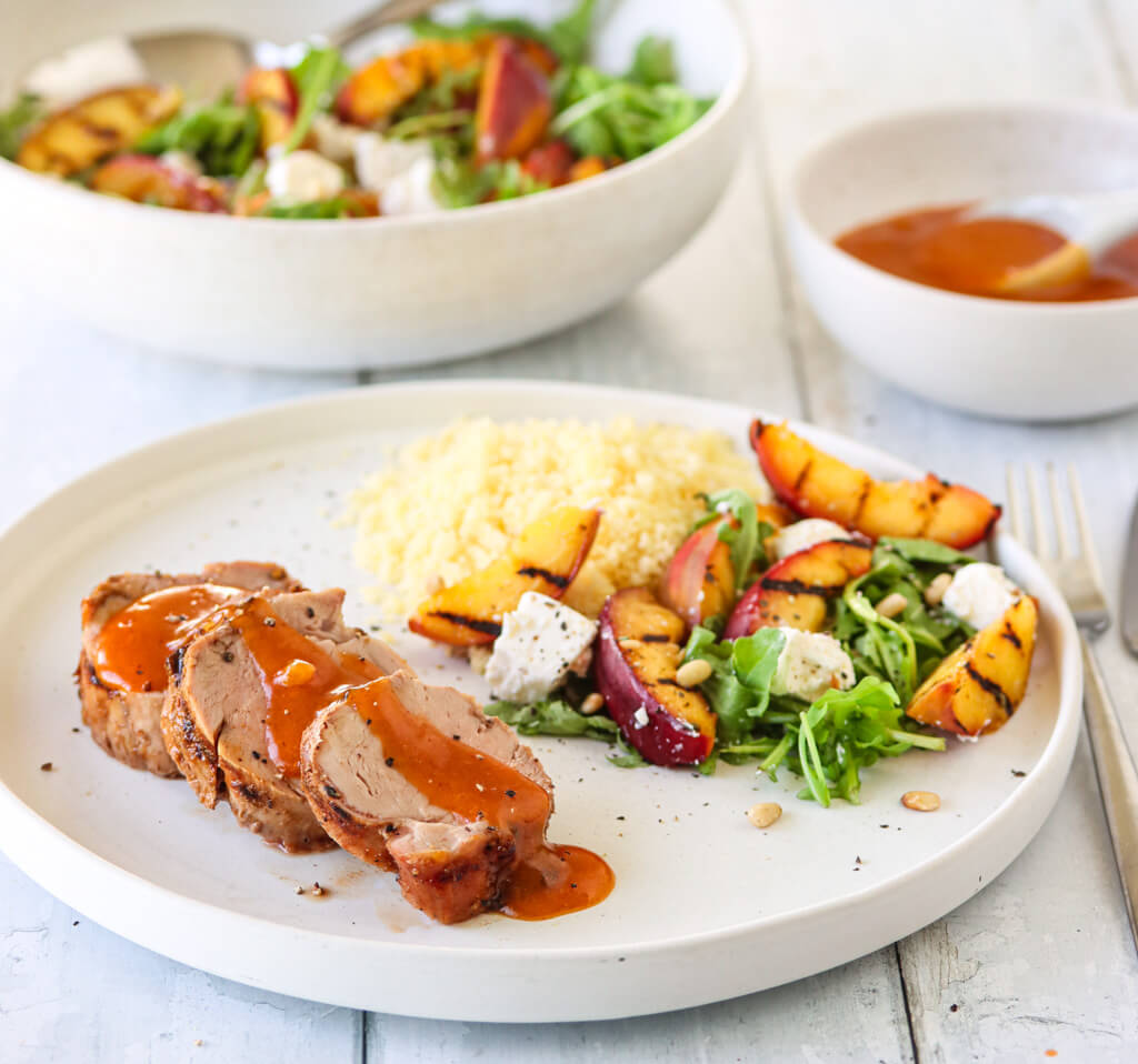 SVINEFILET MED SPICY MANGOSAUS OG NEKTARINSALAT | TRINES MATBLOGG