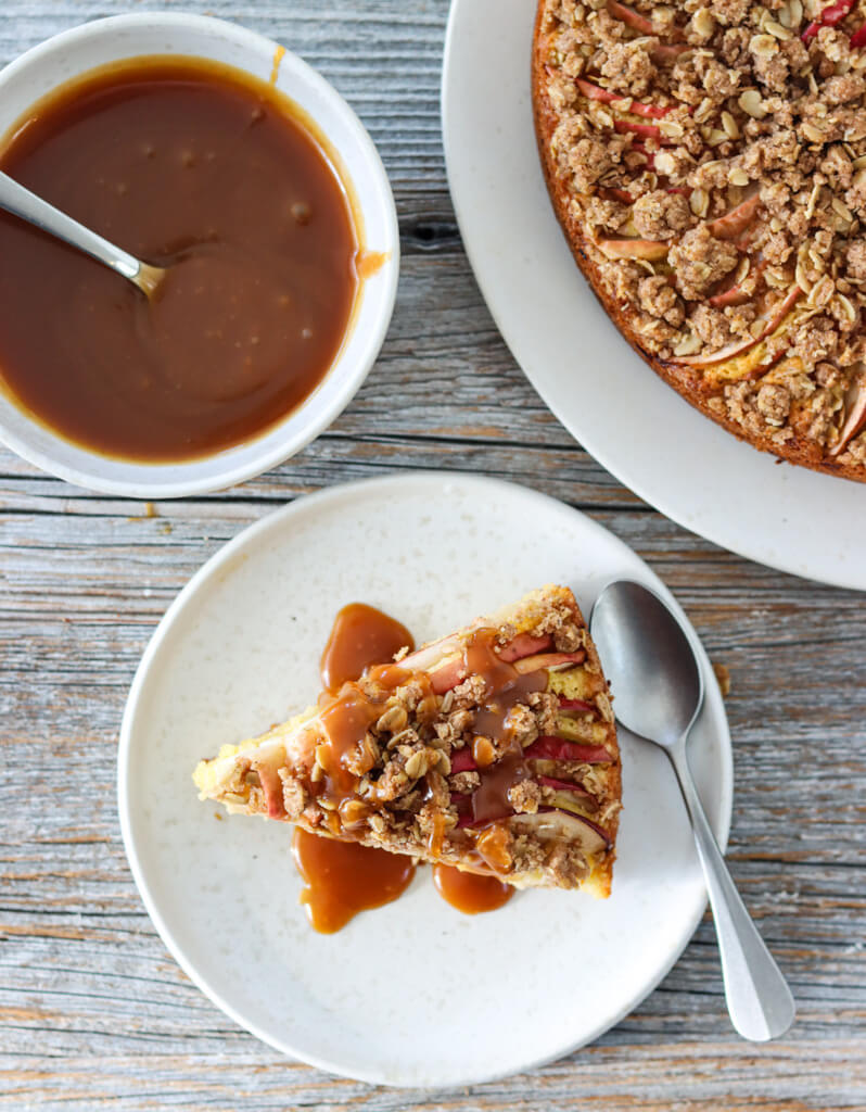 EPLEKAKE MED SMULDRELOKK OG SALT KARAMELL | TRINES MATBLOGG