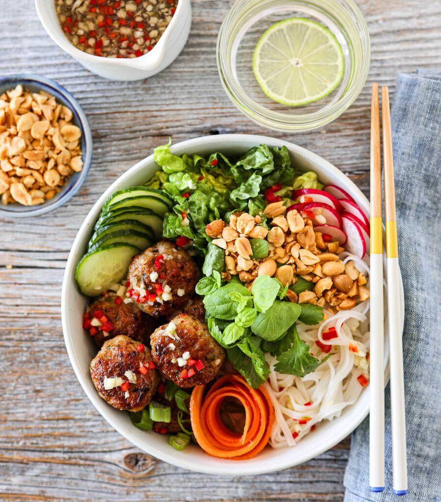 VIETNAMESISK NUDELSALAT MED SVINEKJØTTBOLLER OG NUOC CHAM | TRINES MATBLOGG