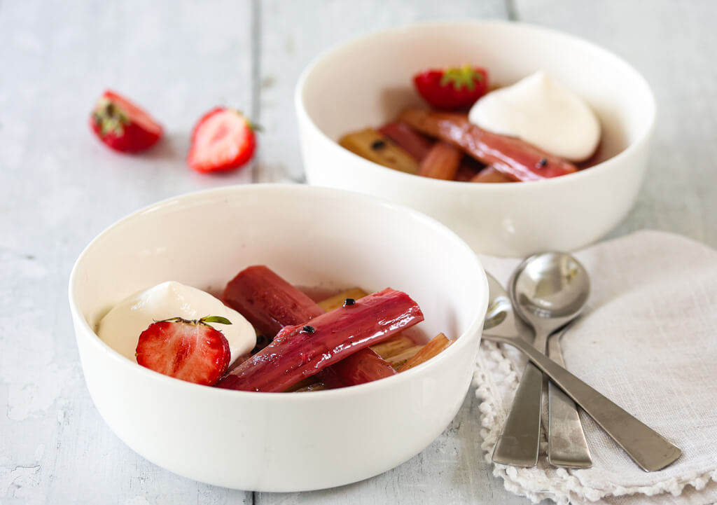 OVNSBAKT RABARBRA MED YOGHURTKREM | TRINES MATBLOGG