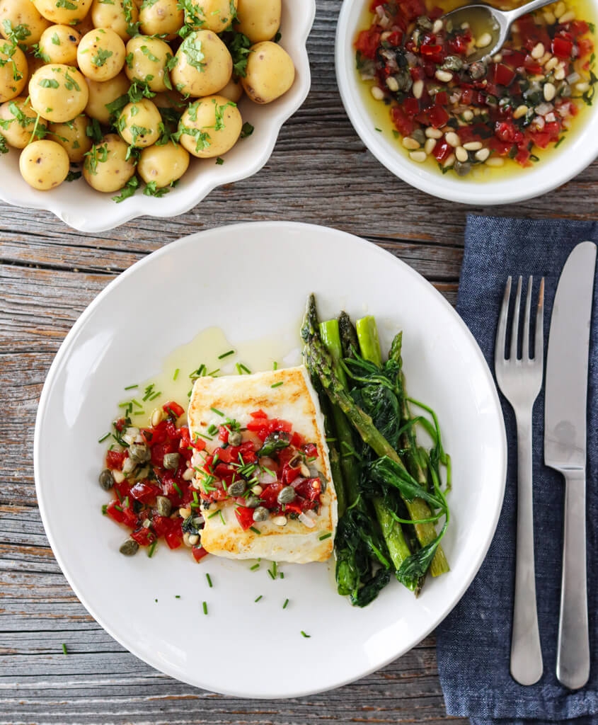 KVEITE MED TOMATOLJE OG ASPARGES- OG SPINATSALAT | TRINES MATBLOGG